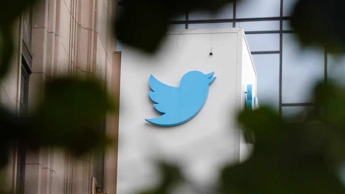 Všichni jsou si rovni. Twitter zrušil bezplatné ověření u slavných ...