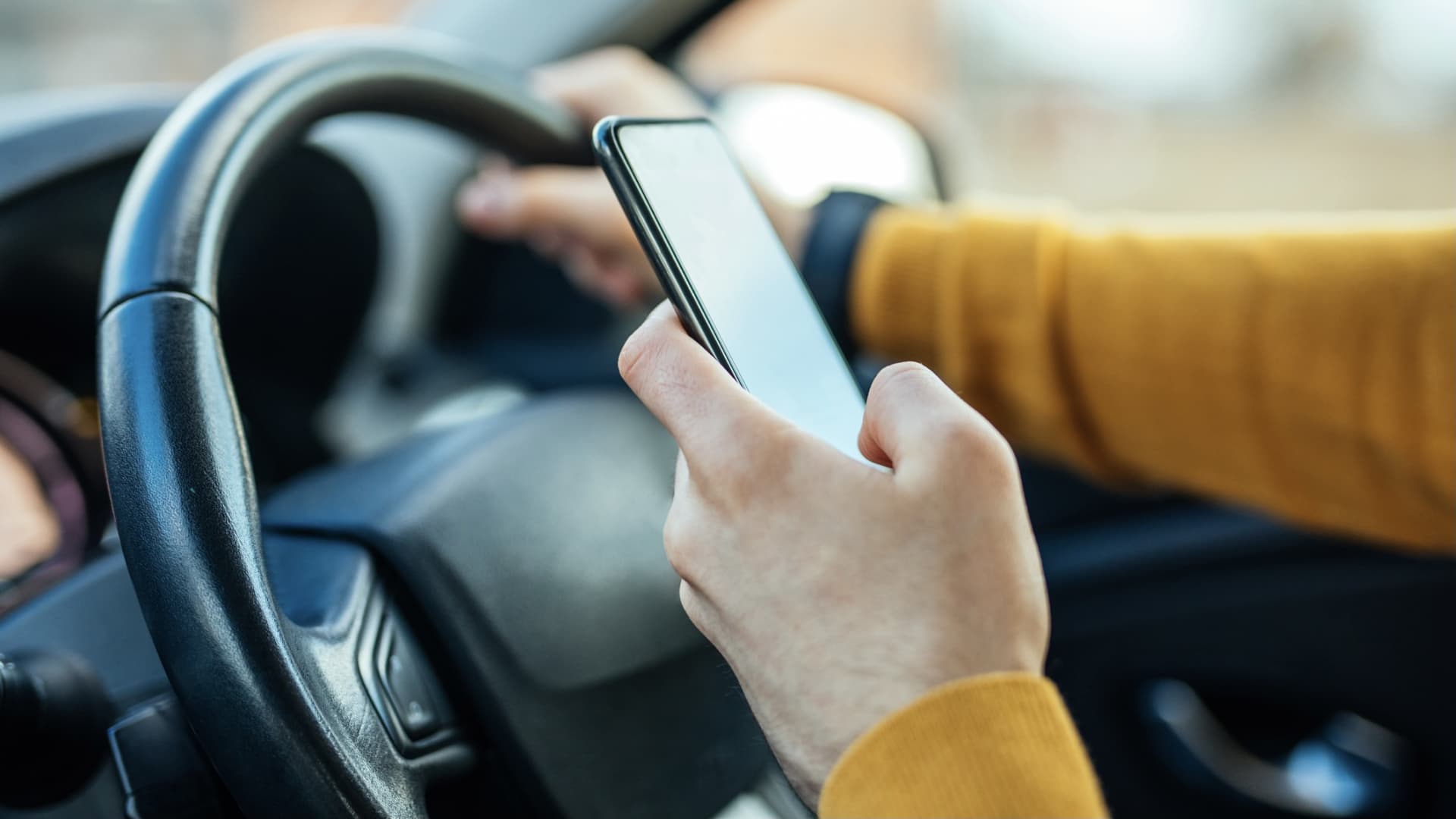 Používáte mobil za volantem? Pozor, od 1. ledna můžete přijít o řidičák ...